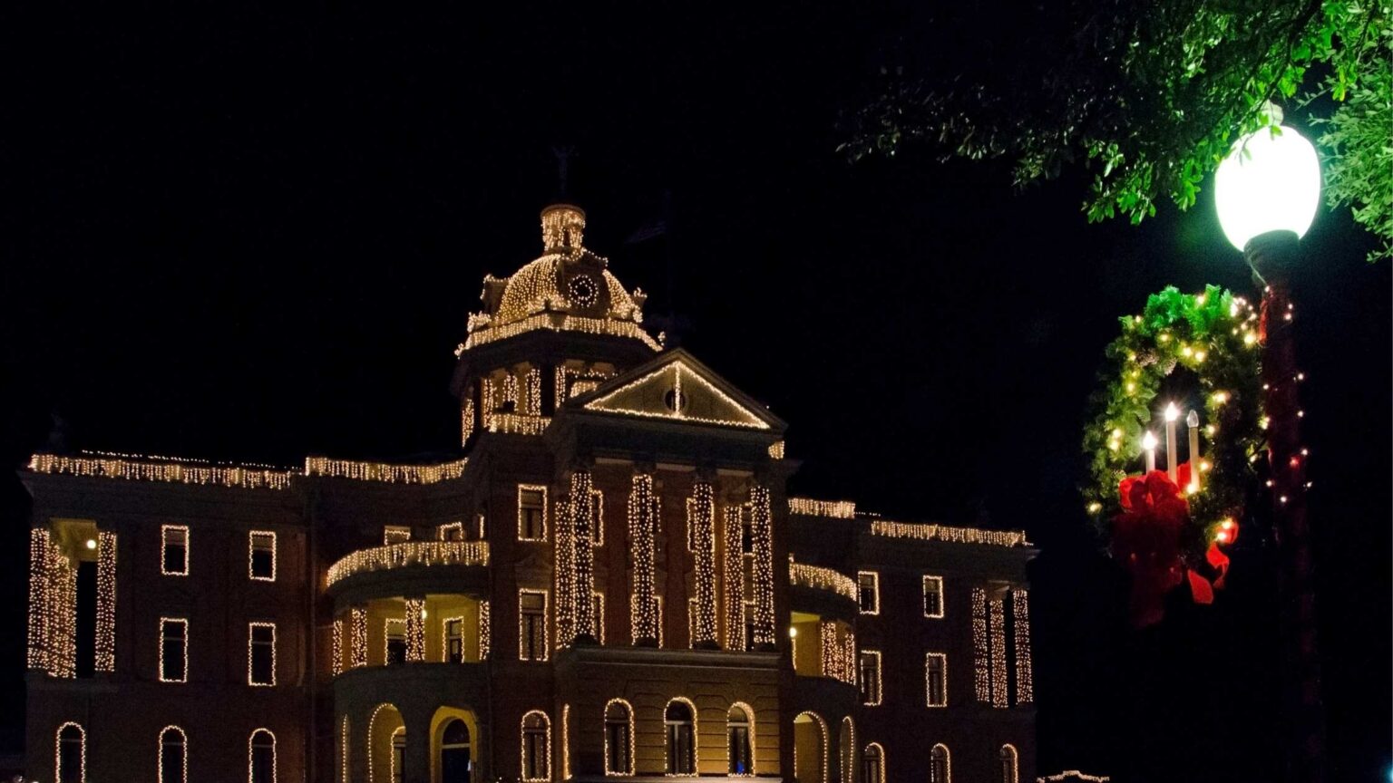 25 Christmas Towns In Texas For a Hallmark Like Winter Holiday